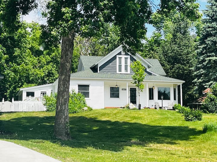 The Historic Green Haven Farmhouse - Brooklyn Park, MN
