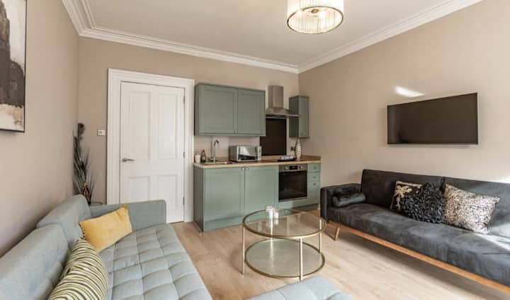 Free Parking | Sleeps 7 | 2 Bedrooms | Nice Area - Hawick