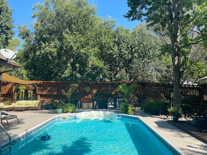 Resort-style Home W/pool, Sauna, Projection Tv - Shawnee, KS