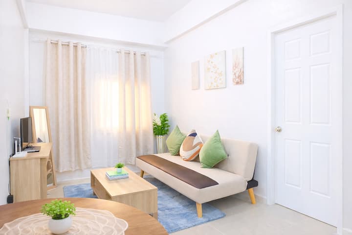Minimalist Condo W/ Pool Access & Sunset Views - Lapu-Lapu City
