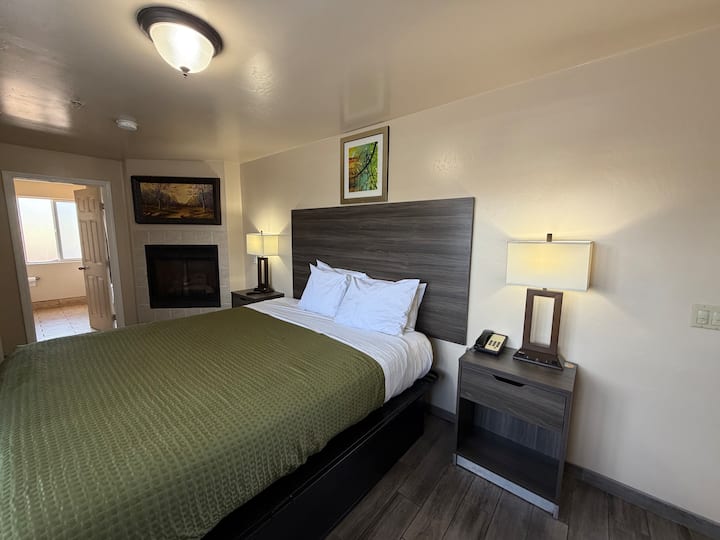 King Bed With Jacuzzi And Fireplace - Morro Bay, CA