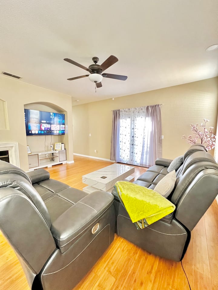 Laguna West Charming Single Story Home W/garage! - Elk Grove