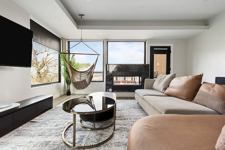 Skyline Retreat: 5br/3.5ba+ 2 Car Parking+ Rooftop - Homestead, PA