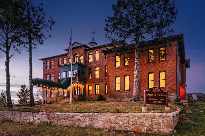 Historic Boutique Mountain Inn - Rm 7 Deluxe King - Cripple Creek, CO