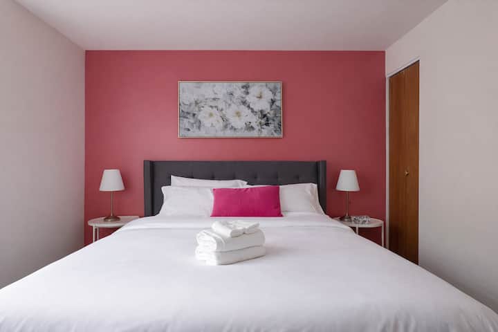 Bright 2-bedroom Retreat Near Montreal + Parking - Pointe-Claire