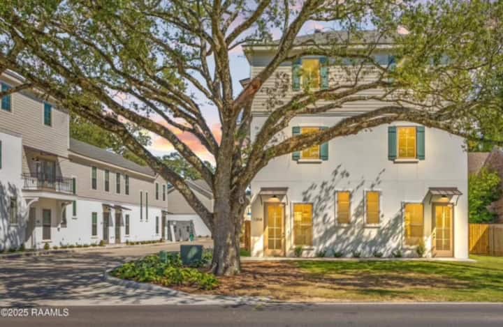 Steiner House At River Ranch King Executive Suites - Lafayette, LA