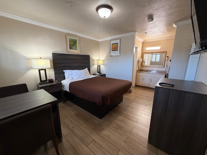 1 Queen Bed Room - Morro Bay, CA