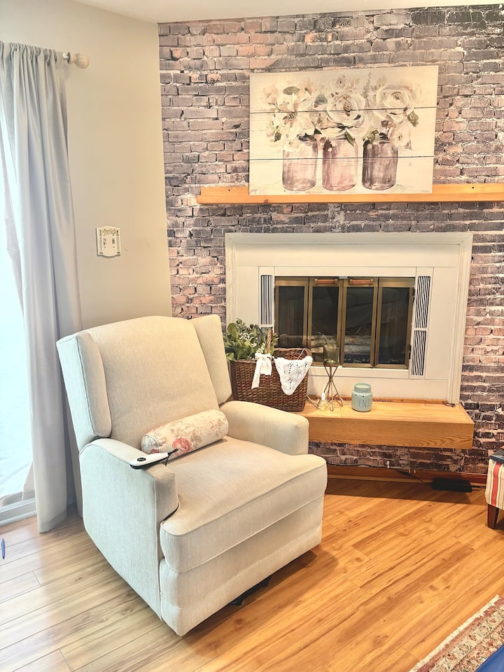 Charming 2 Bedroom Townhome Convenient Location - Monroeville, PA