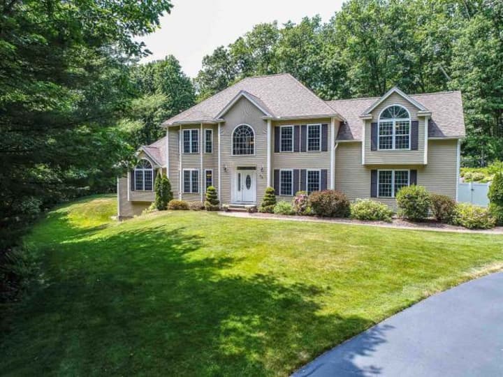 Spacious House With Pool On Quiet Wooded Lot! - Manchester, NH