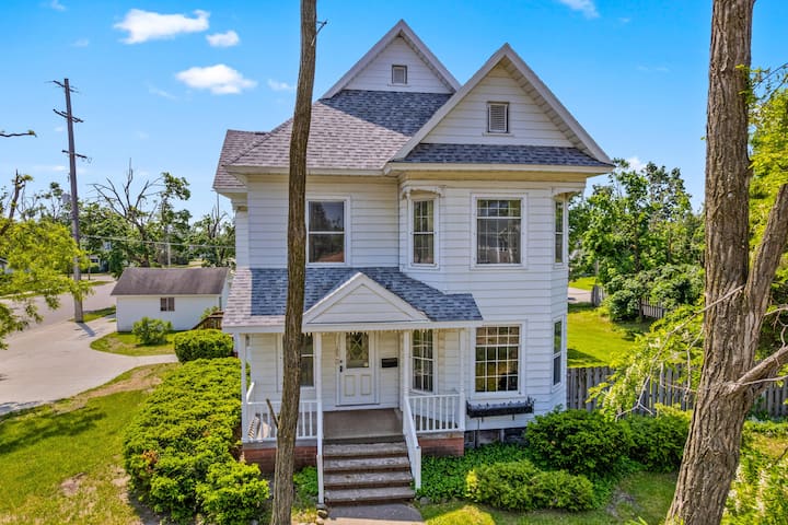 Vintage Victorian 5 Bed: Experience Northern Mi! - Gaylord, MI