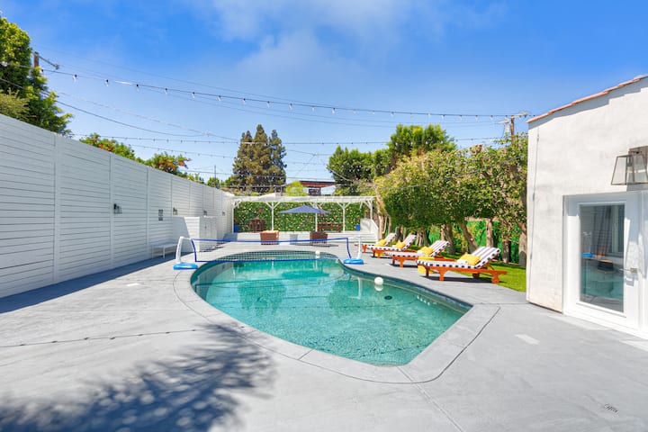 Stylish Pool House Near Universal Studios - Los Angeles, CA