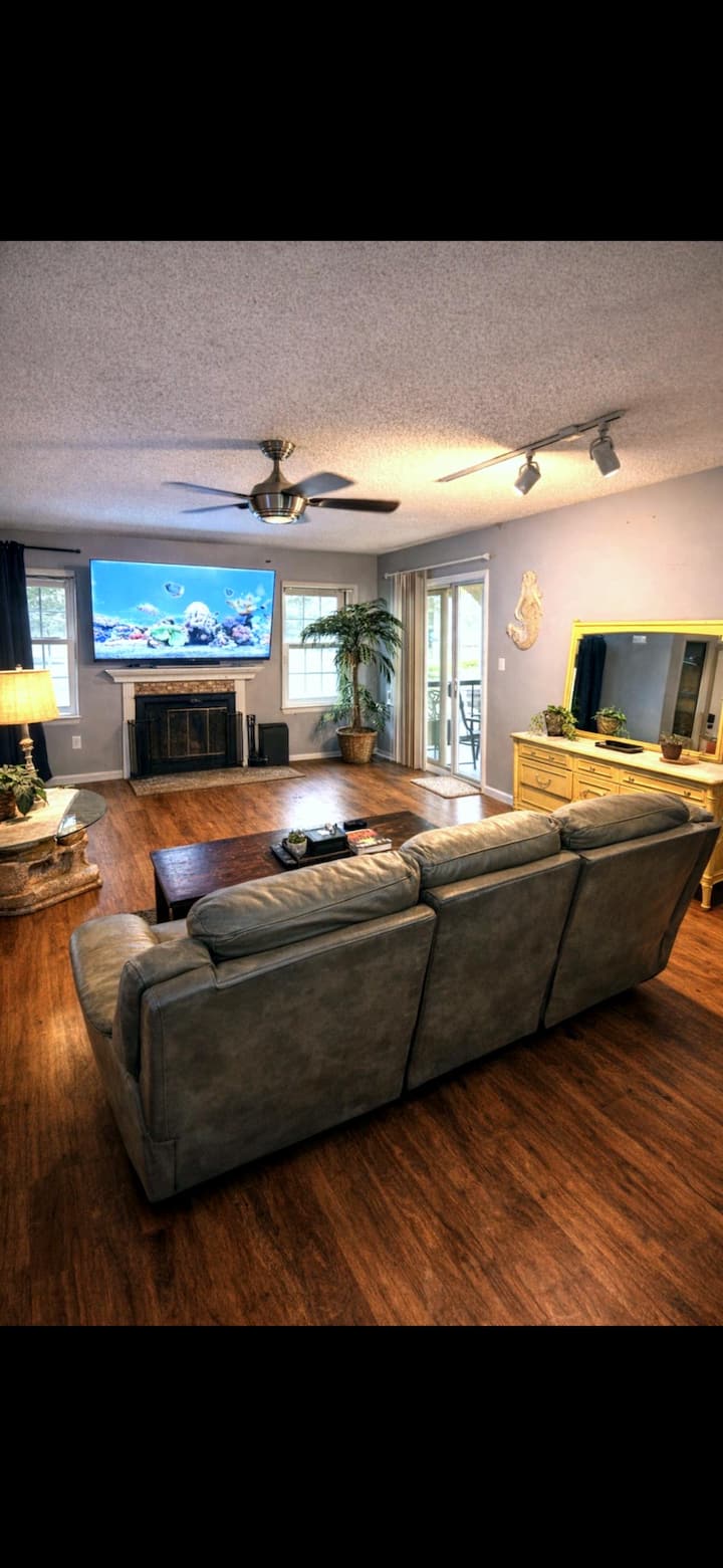 Modern 2br Condo Near Town Center + Gated Parking - Virginia Beach