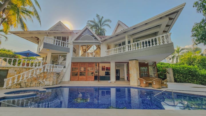 Mansión De Ensueño Junto Al Lago En Condominio Vip - Melgar