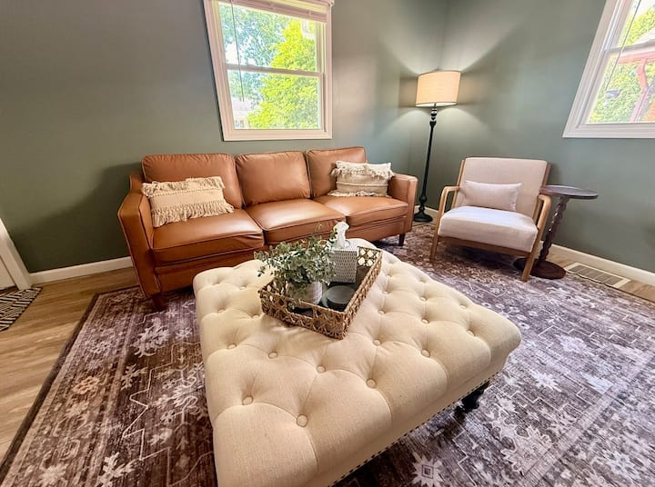 The Gem | 2 Bed 1 Bath | Stylish Cozy Retreat - Springfield, IL