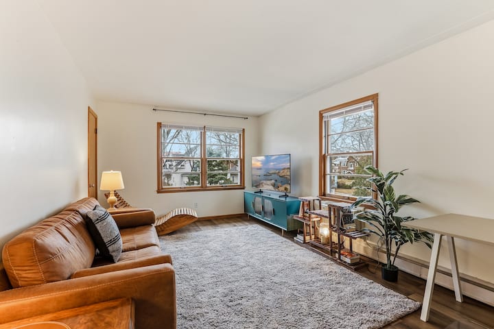 Quiet & Cozy 2 Br By The Lakes - Minneapolis, MN