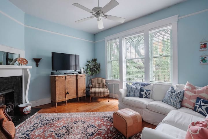Charming 2 Bdrm Apt W/ Balcony| Historic District - Savannah
