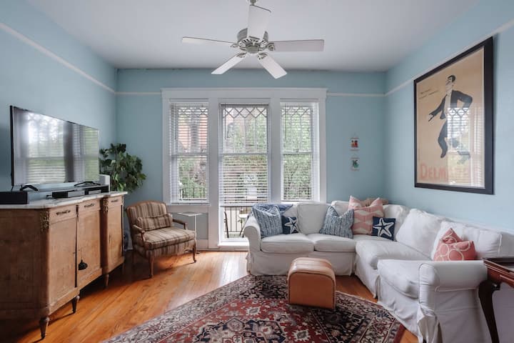 Charming 2 Bdrm Apt W/ Balcony| Historic District - Savannah, GA