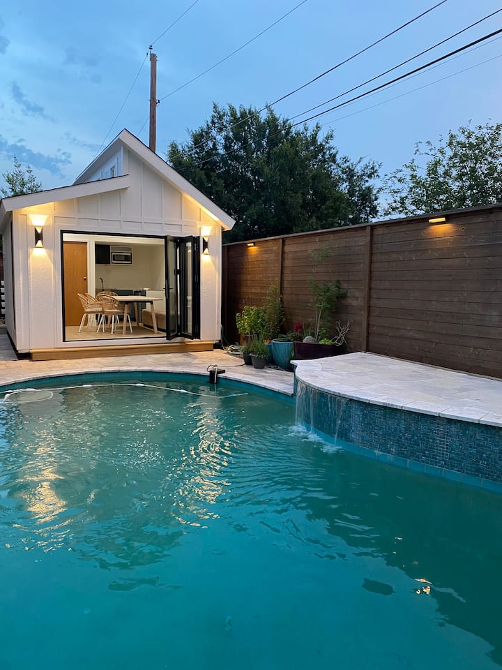 Poolside Cozy Tiny House Retreat / Private Adu - Dallas, TX