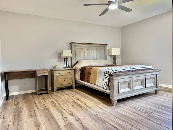 Private Suburban Suite - Shawnee, KS