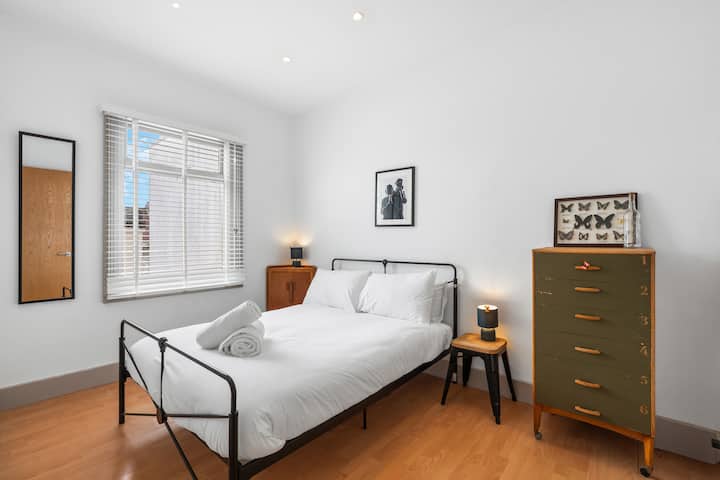 Central Hove Maisonette | Sleeps 5 - 호베