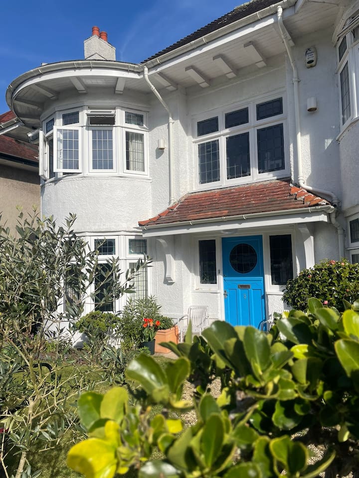 Character Home Near Beaches & Westbourne - Poole