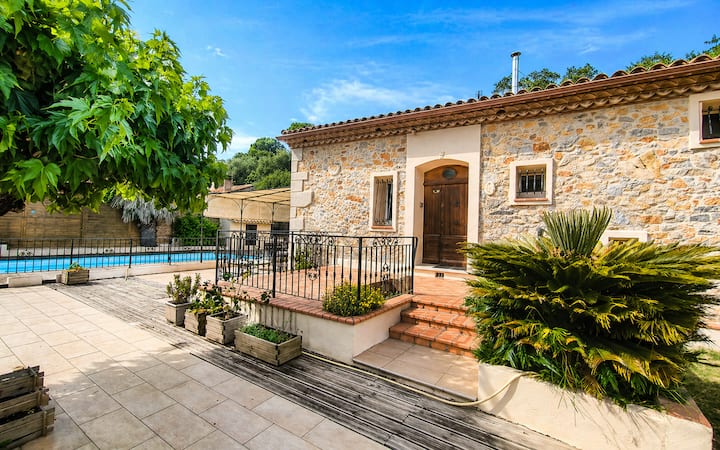 Villa En Pierre Avec Piscine Et Cuisine D’été - Nîmes