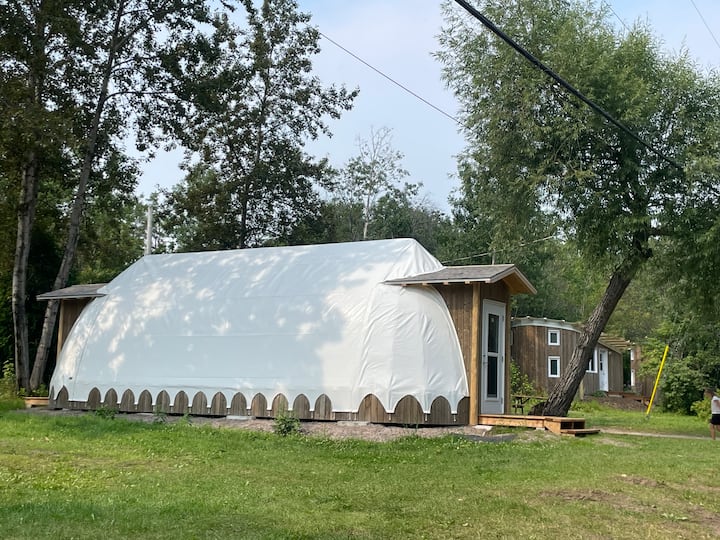 Un Lit #E Haut Dans Une Maison Longue Autochtone - La Tuque