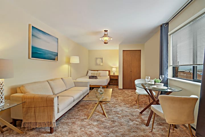 Chic Studio Retreat | Cozy & Central + Parking - Waukegan, IL