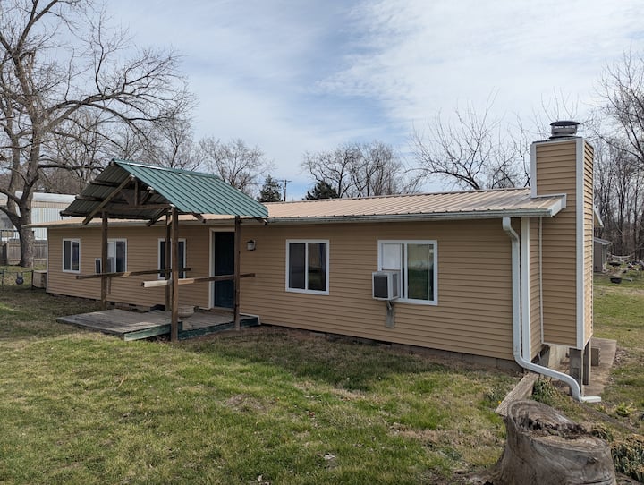 Grayson Guesthouse - A 3bdrm Country Value Home - Smithville Lake, MO