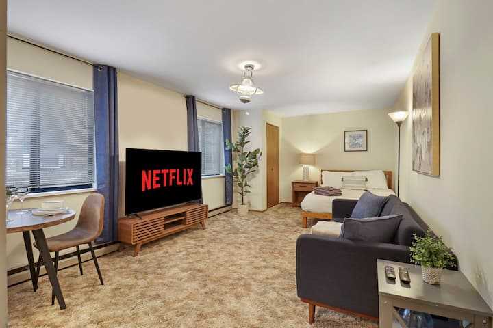 Hidden Gem Studio | Stylish Downtown + Parking - Waukegan, IL