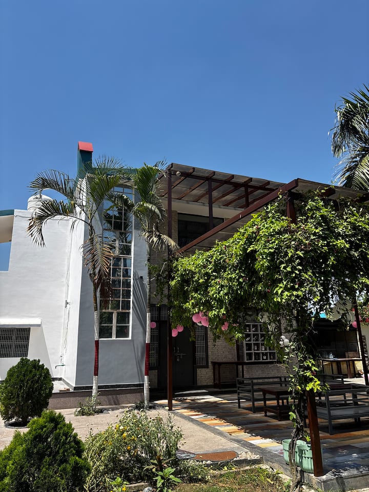 Royal Palm Escape | Private Farmhouse With Garden - Unnao