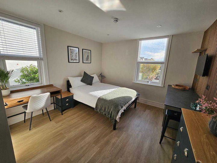 Large 7 Bedroom Home | Ideal Location | Free Wi-fi - Southend-on-Sea