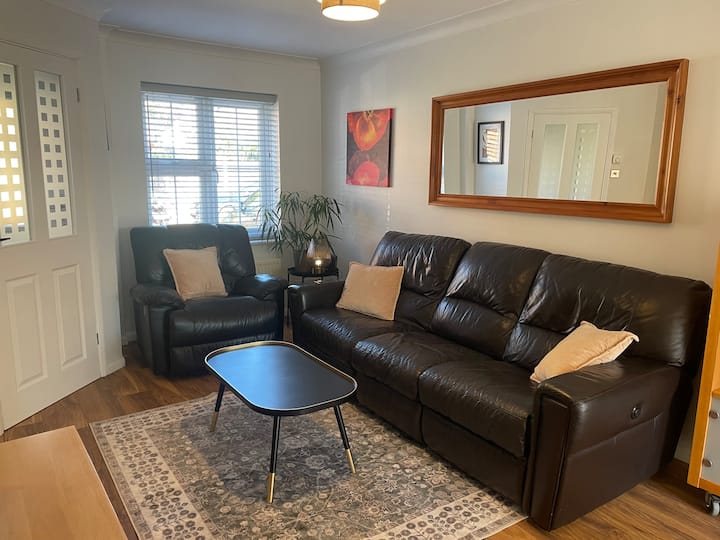 Two Bedroom Home With Private Garden, Free Parking - Hounslow