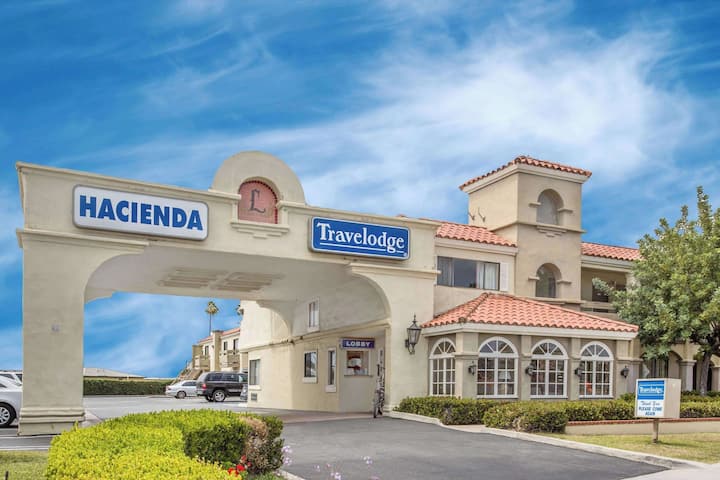 Travelodge Costa Mesa | King Studio | Disneyland - Newport