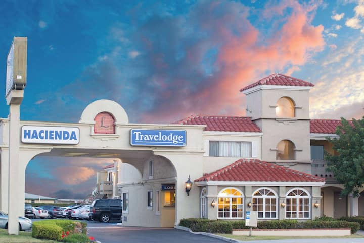 Travelodge Costa Mesa | 2 Queen | Near Oc Fair - Newport Beach, CA