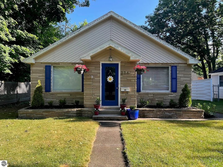 Adorable 2-bedroom Home Walkable To Downtown Tc - Traverse City, MI