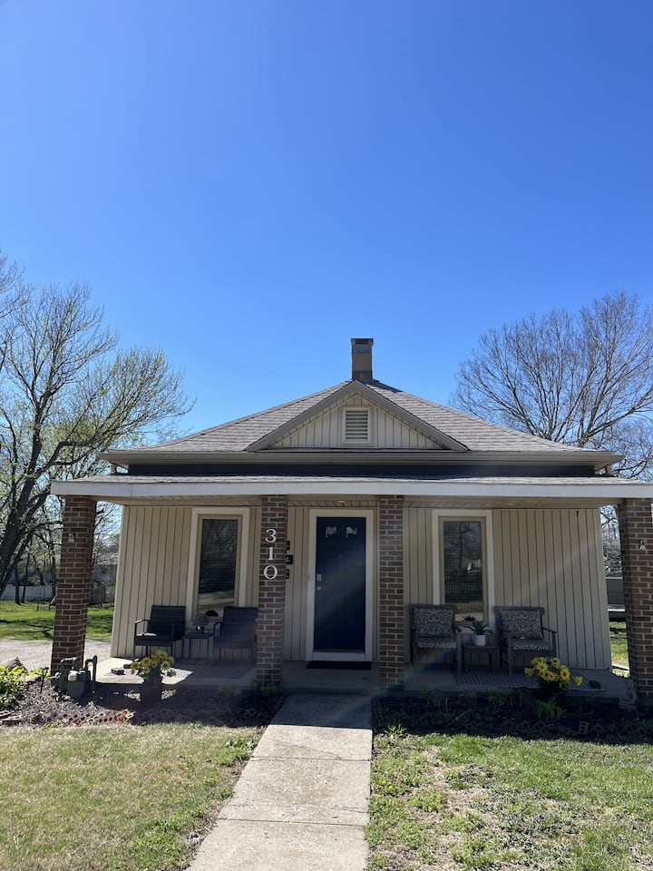 The Bungalow In Downtown Lee's Summit - Lee's Summit, MO