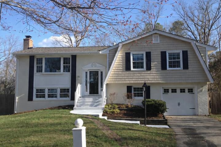 Spacious 4br Near Dc | Free Parking | Sleeps 11 - Waldorf, MD