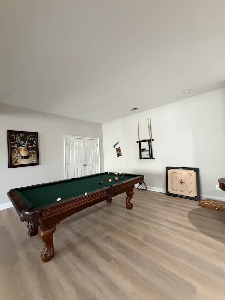 Modern Private Retreat W/ Forest Views & Game Room - Great Falls, VA
