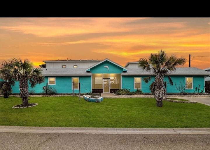 Cozy Port A Retreat, Pet-friendly, Screened Patio - Port Aransas, TX