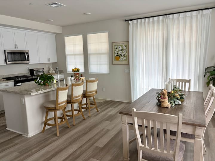 Gorgeous Townhome In Central Temecula Location - Temecula, CA