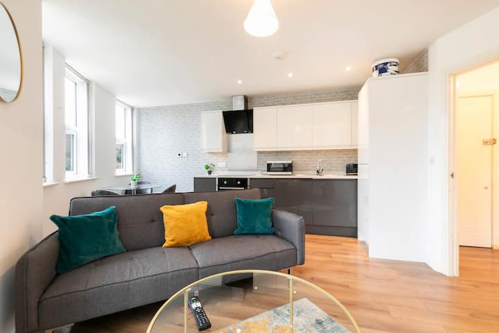 The Romford Residence | Long Stay Welcome - Brentwood