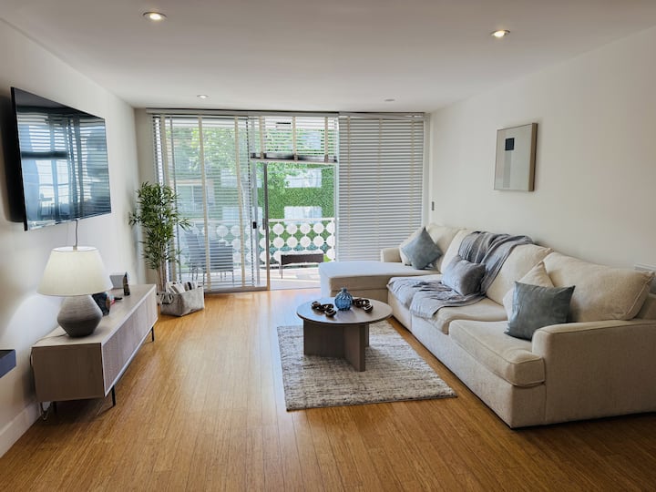 Bright 2br Beach Getaway | Walk To Pier & Ocean - Santa Monica, CA