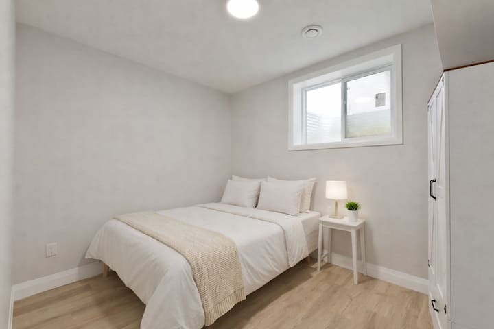 Modern 2-bedroom Basement With Private Entrance - Belmont