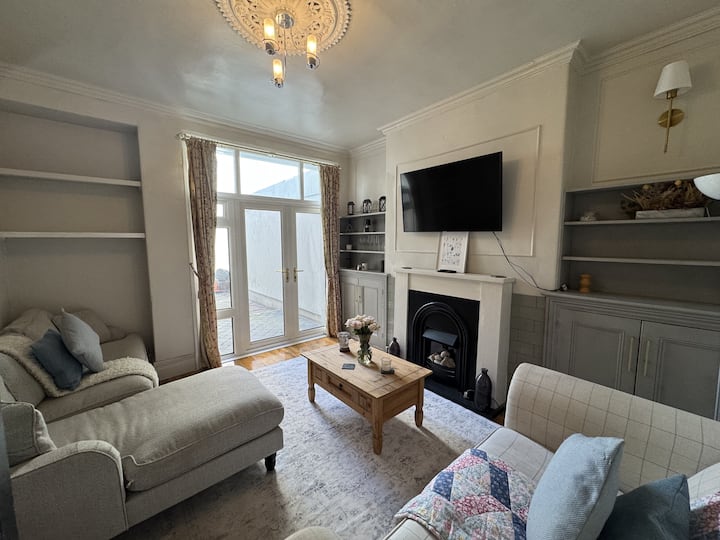 Beautiful 4 Bedroom Home In Heart Of Bridgend - Bridgend