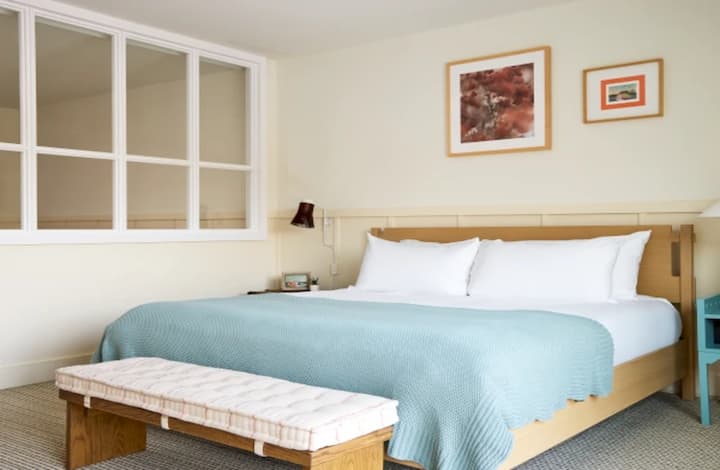 Wayfinder Newport | King Parlor | Coastal Vibes - Jamestown, RI