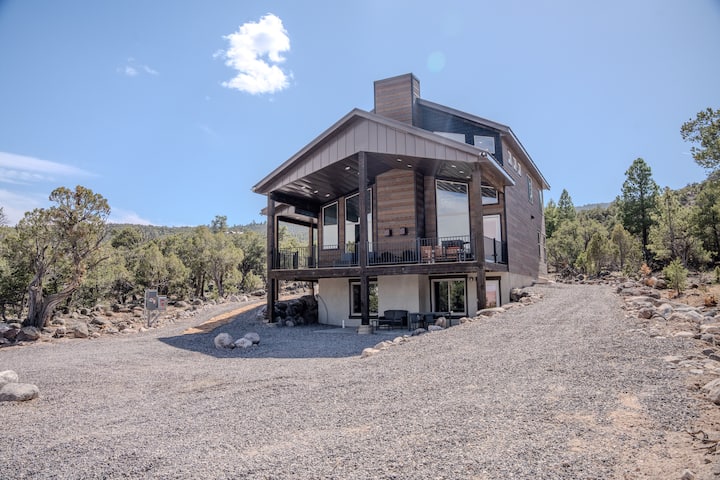 New Red Rock & Pine! Basement. Sleeps 9 People. - Torrey, UT