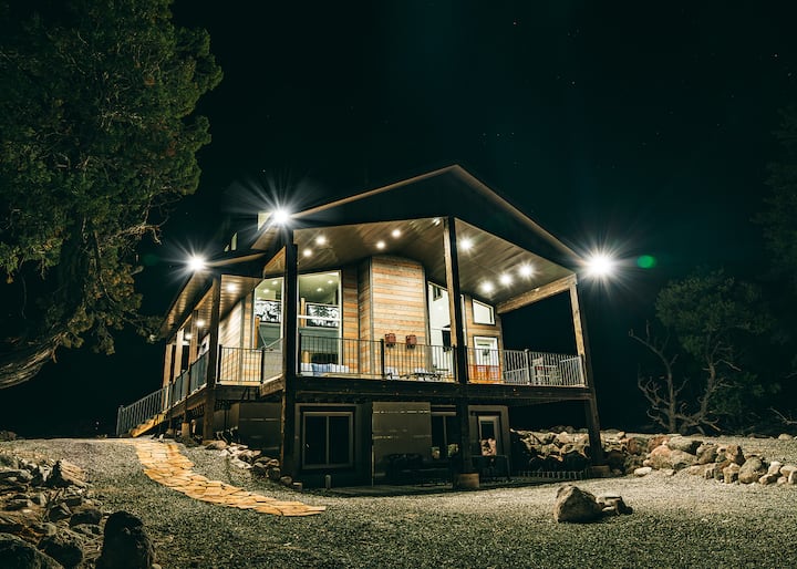 New Red Rock & Pine Retreat! Sleeps 20+ People. - Torrey, UT