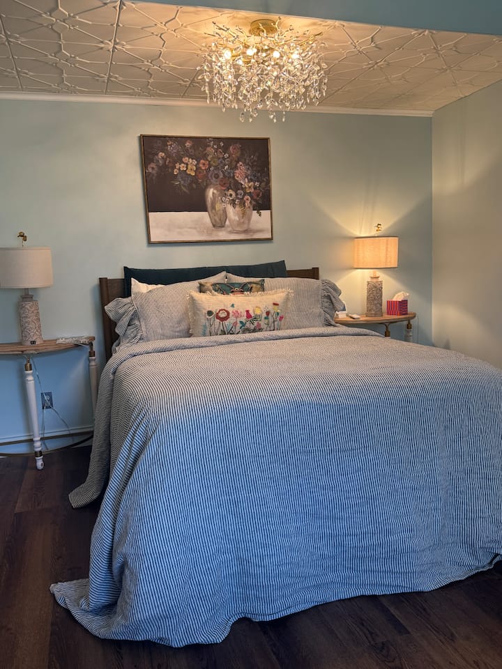 Private Room + Bath, Walk To Restaurants - Glastonbury, CT