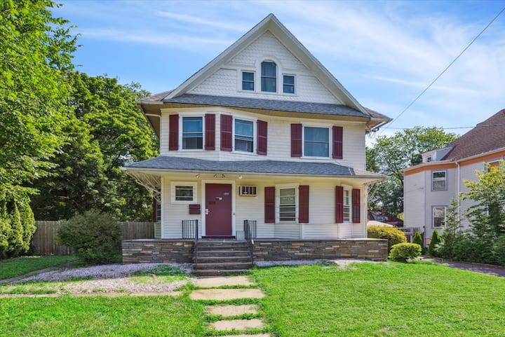 Large 3 Bed/3 Bath Duplex.  Steps From Nyc Train! - Edison, NJ